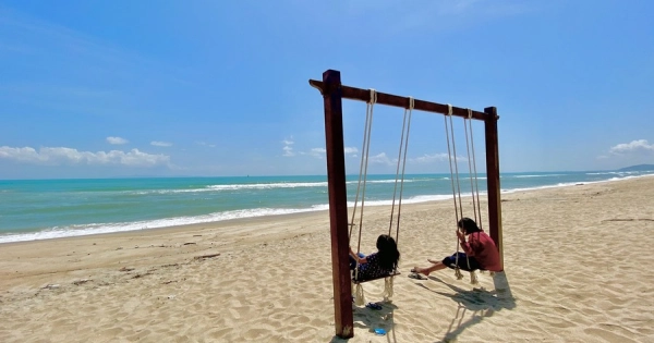 Pantai Penarik Beach: Tranquil Landscape in Terengganu