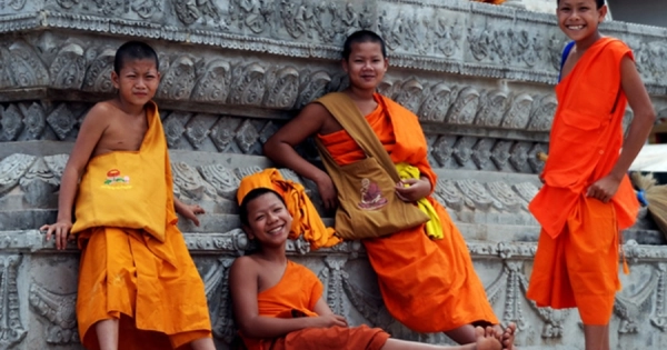 10 Unique Laos Customs That Will Surprise First-Time Visitors