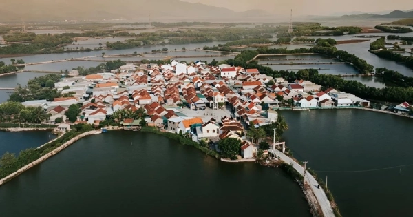 Visiting Ha Lien Village: "A Lonely Village" on the water